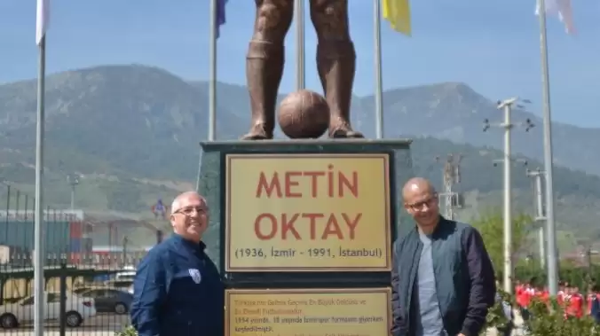 Alex, Metin Oktay heykeli önünde poz verdi